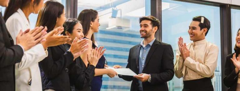 20 Ide Kreatif Penghargaan Pegawai dan Strateginya - Gajihub Blog