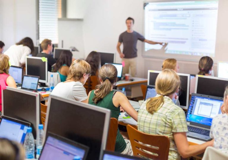 Workshop Adalah: Arti, Manfaat, Langkah, Hingga Contohnya