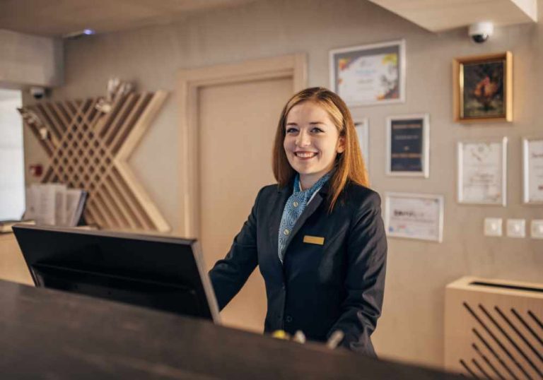 Jobdesk Frontliner, Skill Penting, Karir dan Besaran Gajinya - Gajihub Blog