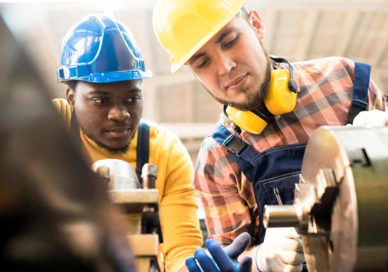 Jobdesk Operator Mesin Produksi, Skill, dan Kisaran Gajinya