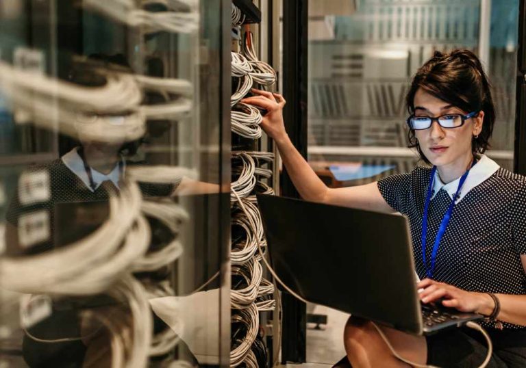 Berapa Gaji IT Support? Simak Kisaran Gajinya Berikut Ini