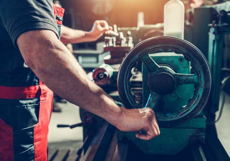 Berapa Gaji Operator Mesin Produksi? Cek Kisarannya Berikut Ini