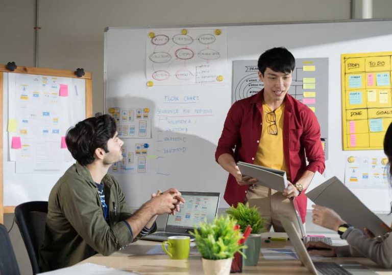 Person In Charge: Arti, Tugas, Skill Penting, dan Contohnya