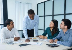 Person In Charge: Arti, Tugas, Skill Penting, dan Contohnya