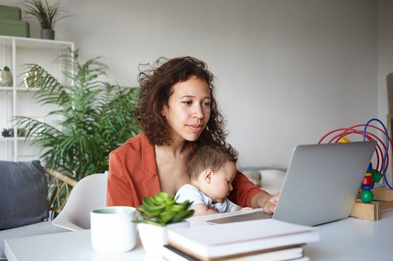 Working Mom: Pengertian, Manfaat, dan Cara Mendukungnya