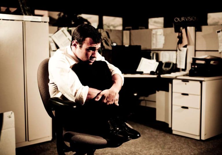 Job Insecurity: Arti, Penyebab, Dampak, dan Cara Menguranginya