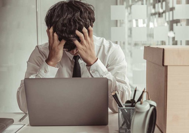 Job Insecurity: Arti, Penyebab, Dampak, dan Cara Menguranginya