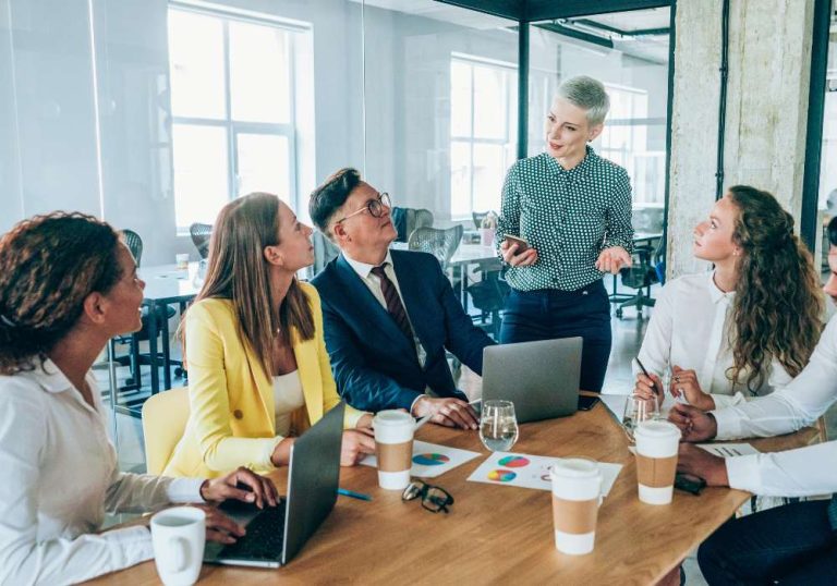 Manajemen Organisasi: Arti, Manfaat, Fungsi, dan Contohnya