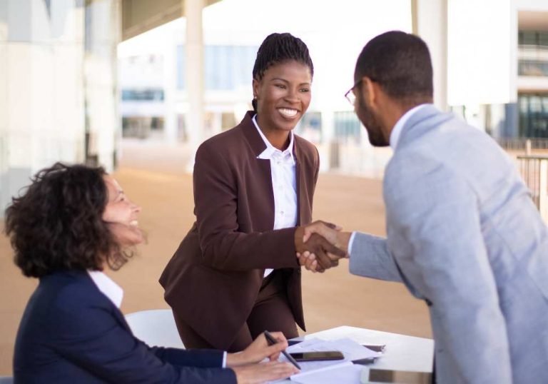 Job Deskripsi Sales Promotor, Skill Penting, dan Gajinya