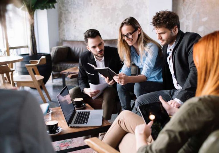 Perbedaan Associate dan Entry Level dan Pengertiannya