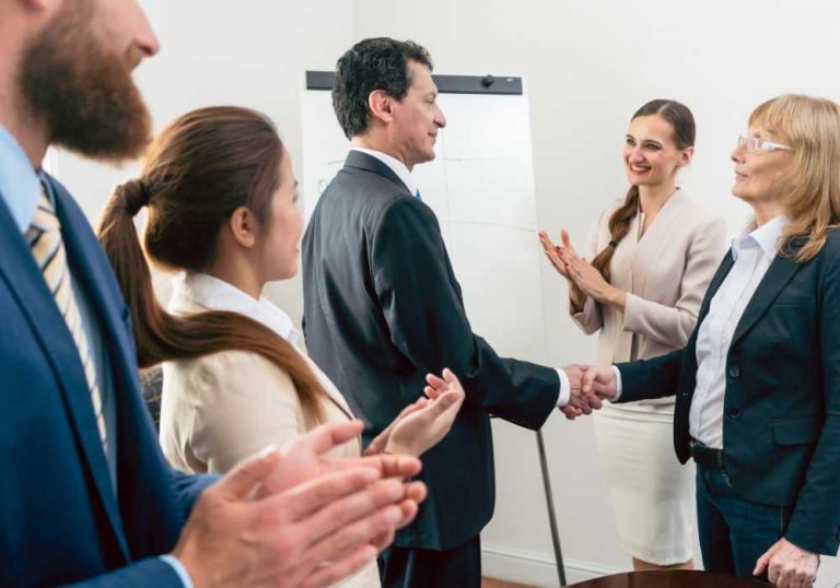 Perbedaan Associate dan Entry Level dan Pengertiannya