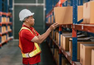 Helper Gudang: Tugas, Skill Penting, Syarat, dan Kisaran Gajinya