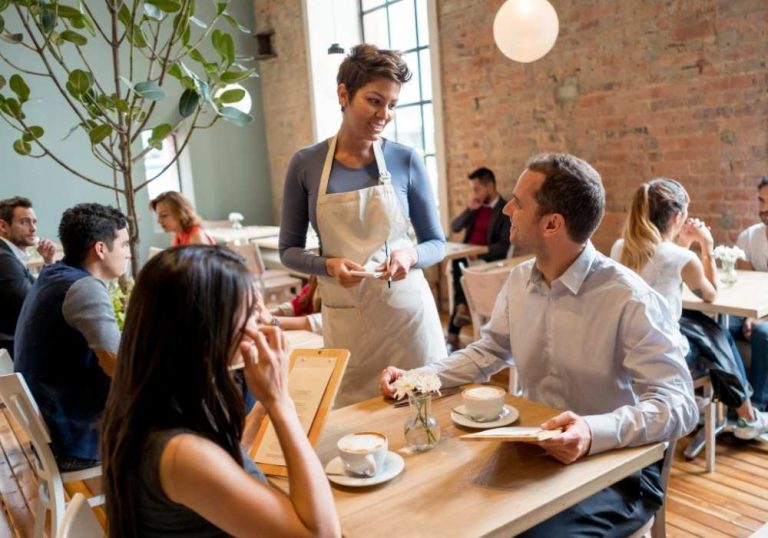 Steward Adalah: Jenis, Tugas, Skill Penting, dan Kisaran Gajinya ...