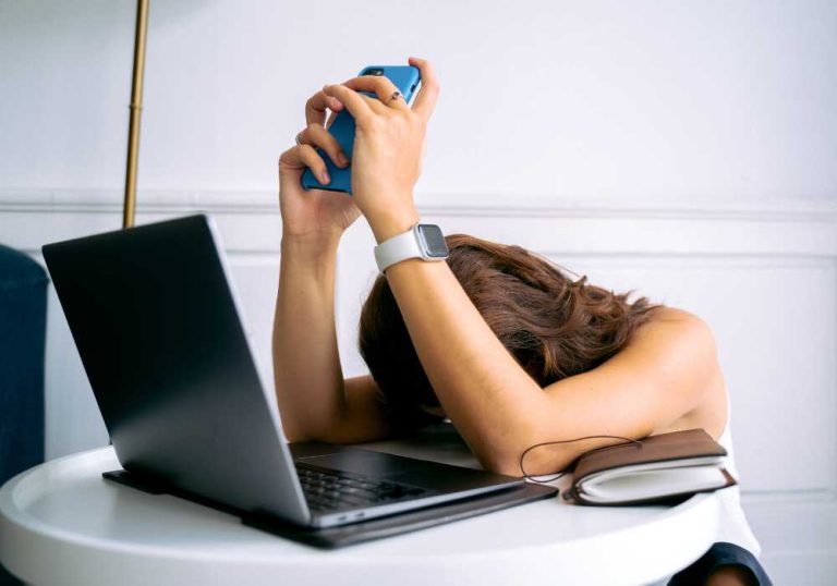 10 Jenis dan Cara Mengatasi Distraksi Saat Kerja + Tipsnya - Gajihub Blog