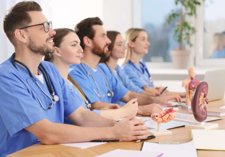 Pengertian Profesi, Ciri-Ciri, dan Bedanya dengan Pekerjaan - Gajihub Blog