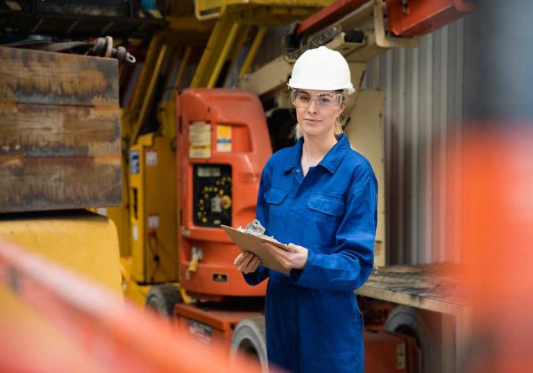 Blue Collar: Arti, Contoh, Skill, dan Bedanya dengan White Collar - Gajihub Blog