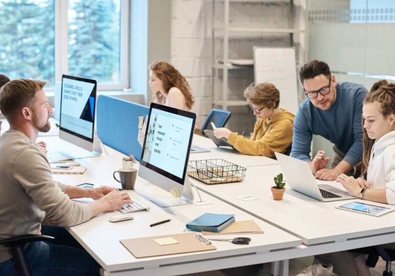 White Collar: Arti, Skill Penting, Kelebihan, dan Contoh Pekerjaan - Gajihub Blog